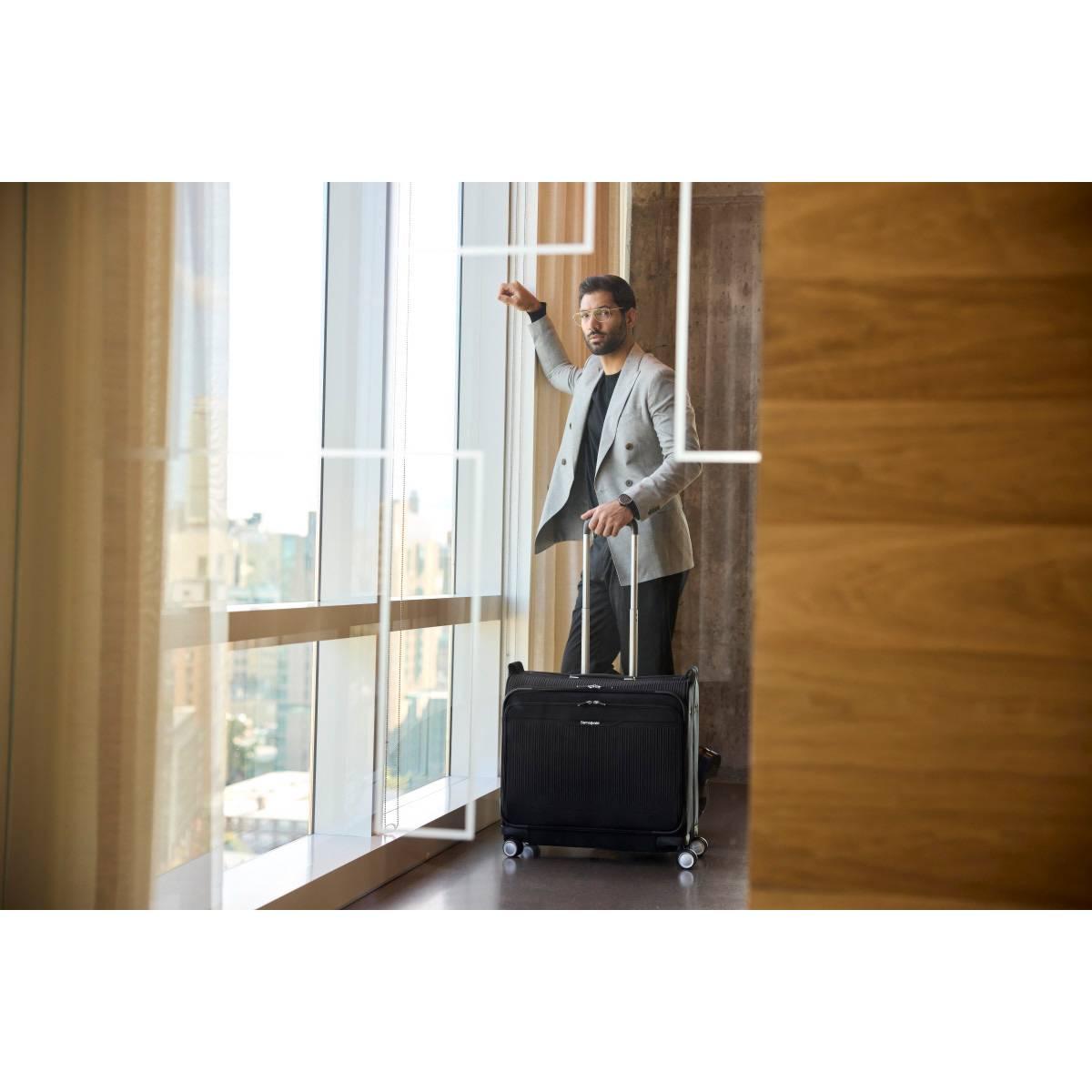 Click here for Samsonite Silhouette 18 Garment Spinner Bag prices