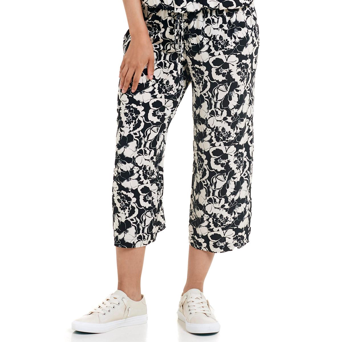 Click here for Petite Arcitect(R) Pull On Floral Wide Leg Capris prices